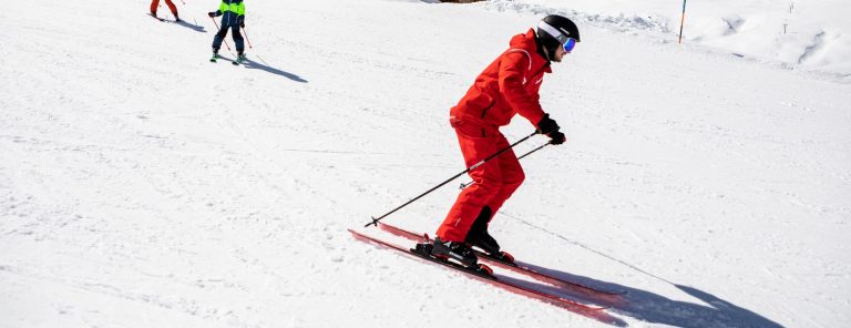 The right skiing technique: Swoop downhill with parallel turns