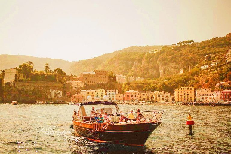 Escursioni in barca da Sorrento a Capri o giri in barca da Sorrento alla Costiera Amalfitana ...